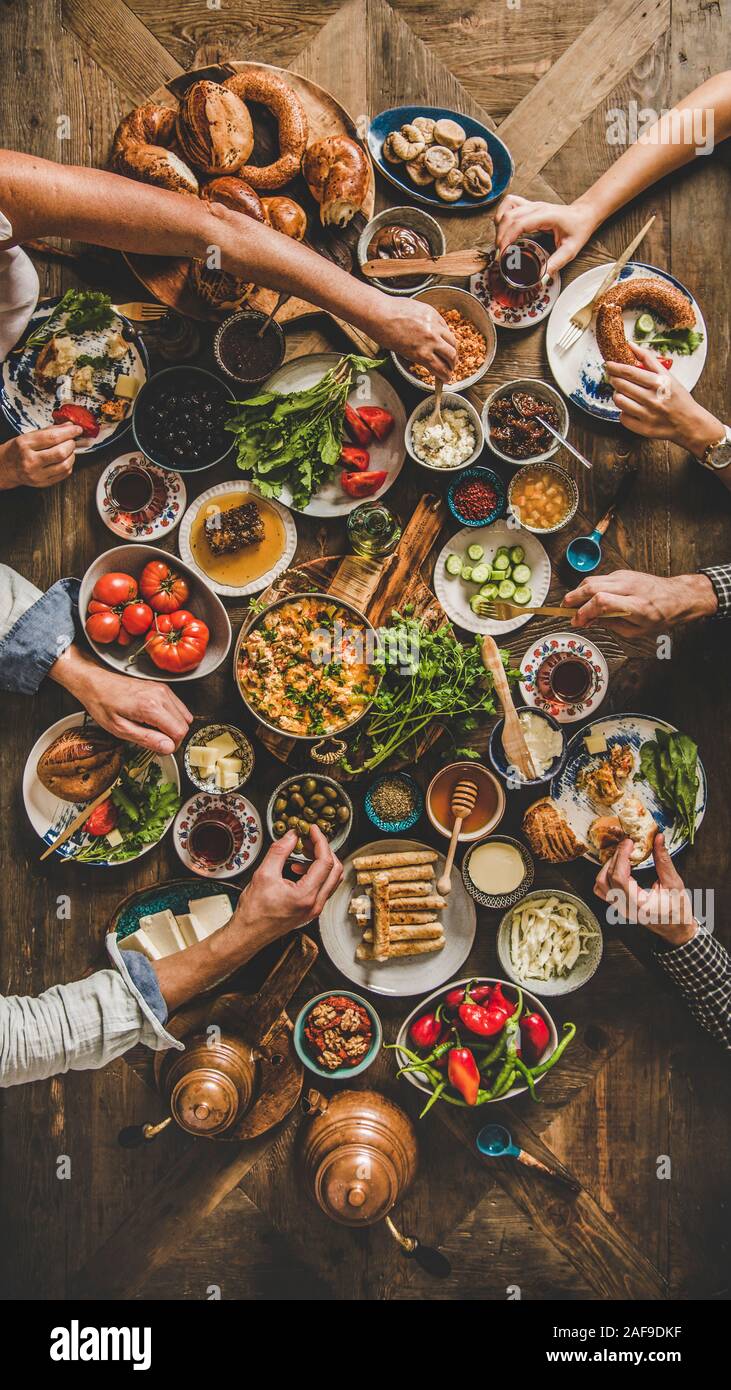 Table de petit-déjeuner turc. Télévision à jeter de la famille turque ...