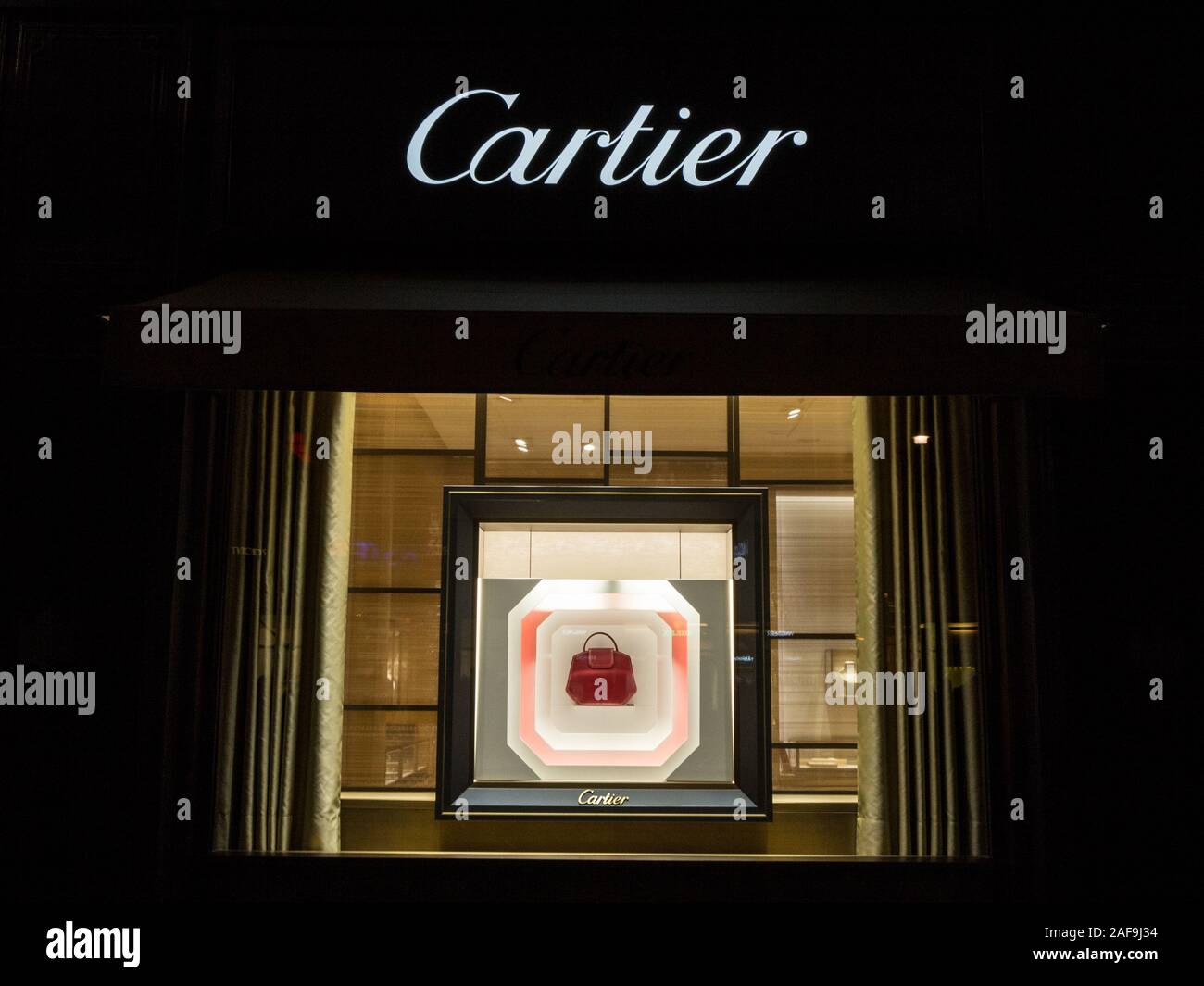 Vienne, Autriche - le 6 novembre 2019 : Cartier logo sur leur magasin ...