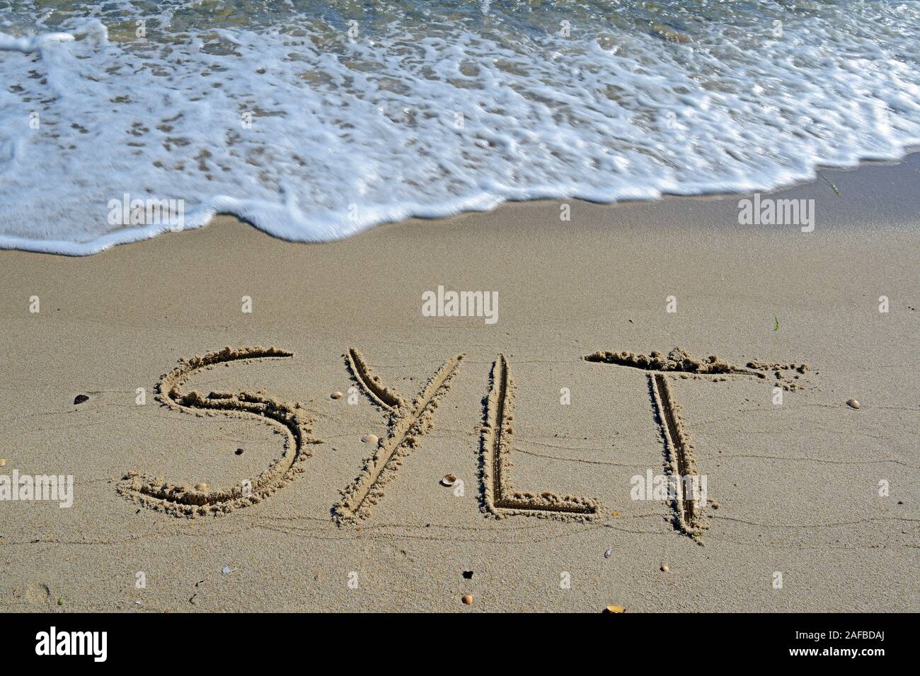 Schriftzug sylt im sand am strand Banque de photographies et d’images à ...