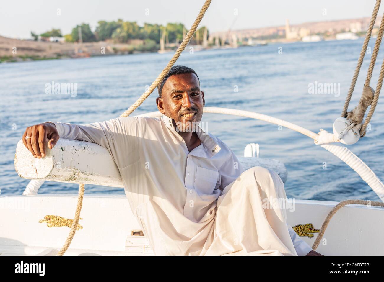 L'Afrique, l'Égypte, Assouan. Le 9 octobre 2018. L'homme en costume ...