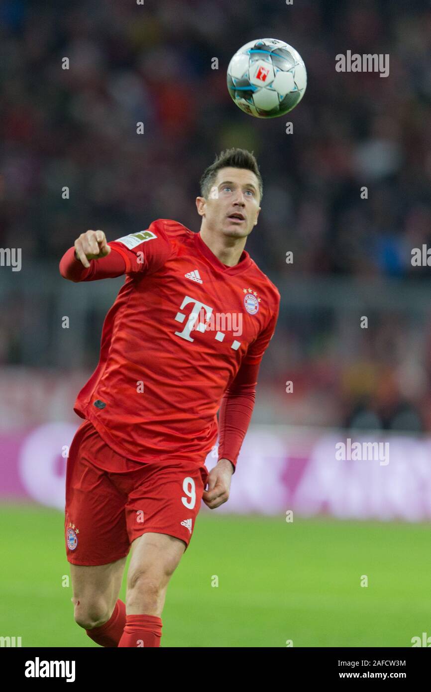 Robert lewandowski fc bayern munich sur le ballon Banque de ...