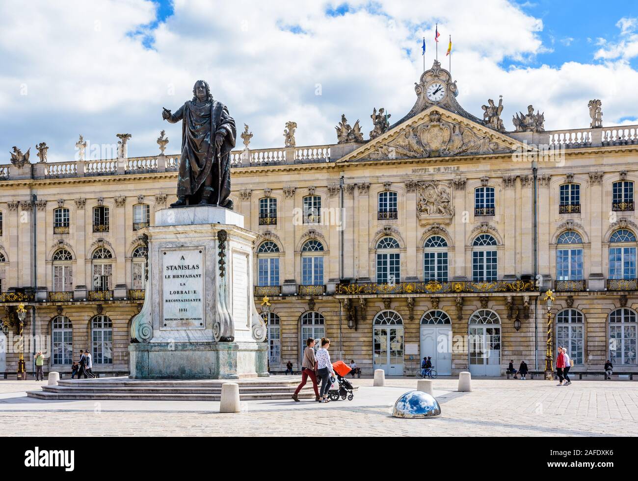 La statue sur la place Stanislas en face de l'hôtel de ville de Nancy ...