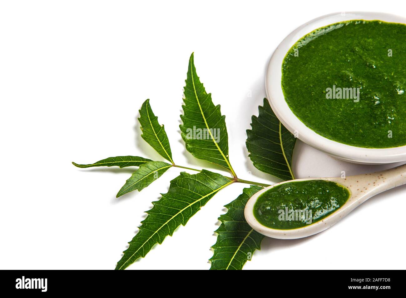 Des feuilles de neem neem médicinales avec la pâte en cuillère et ...