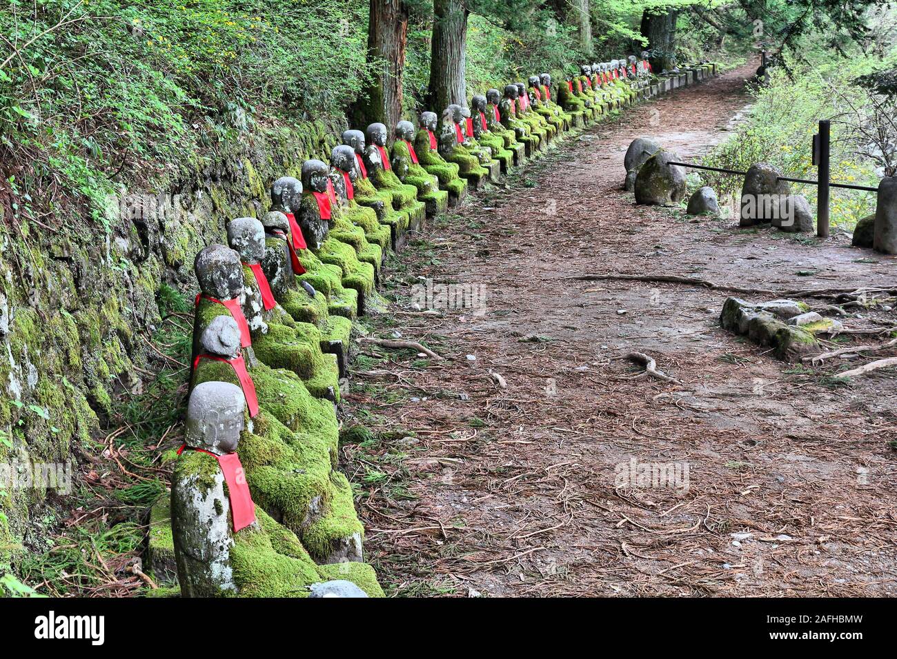 Le Japon monument - Narabi statues Jizo dans Nikko forêt par ...