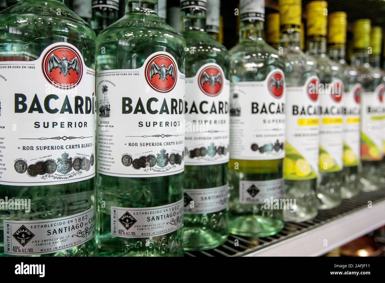 Bacardi rum bottles Banque de photographies et d’images à haute ...
