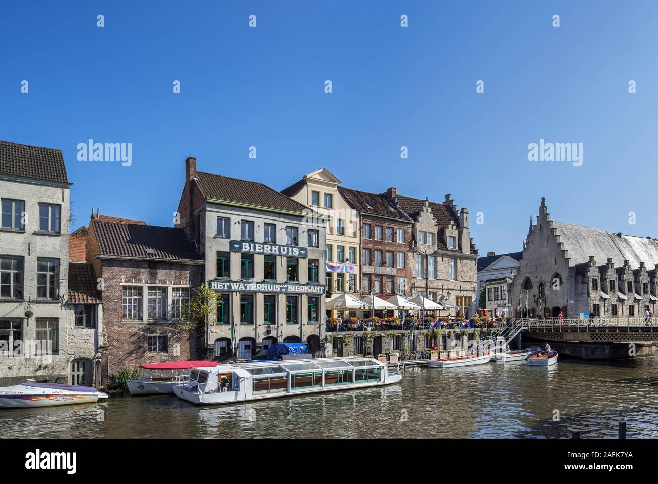 Des bateaux touristiques, la pub et l'Bierhuis Groot Vleeshuis / grande ...