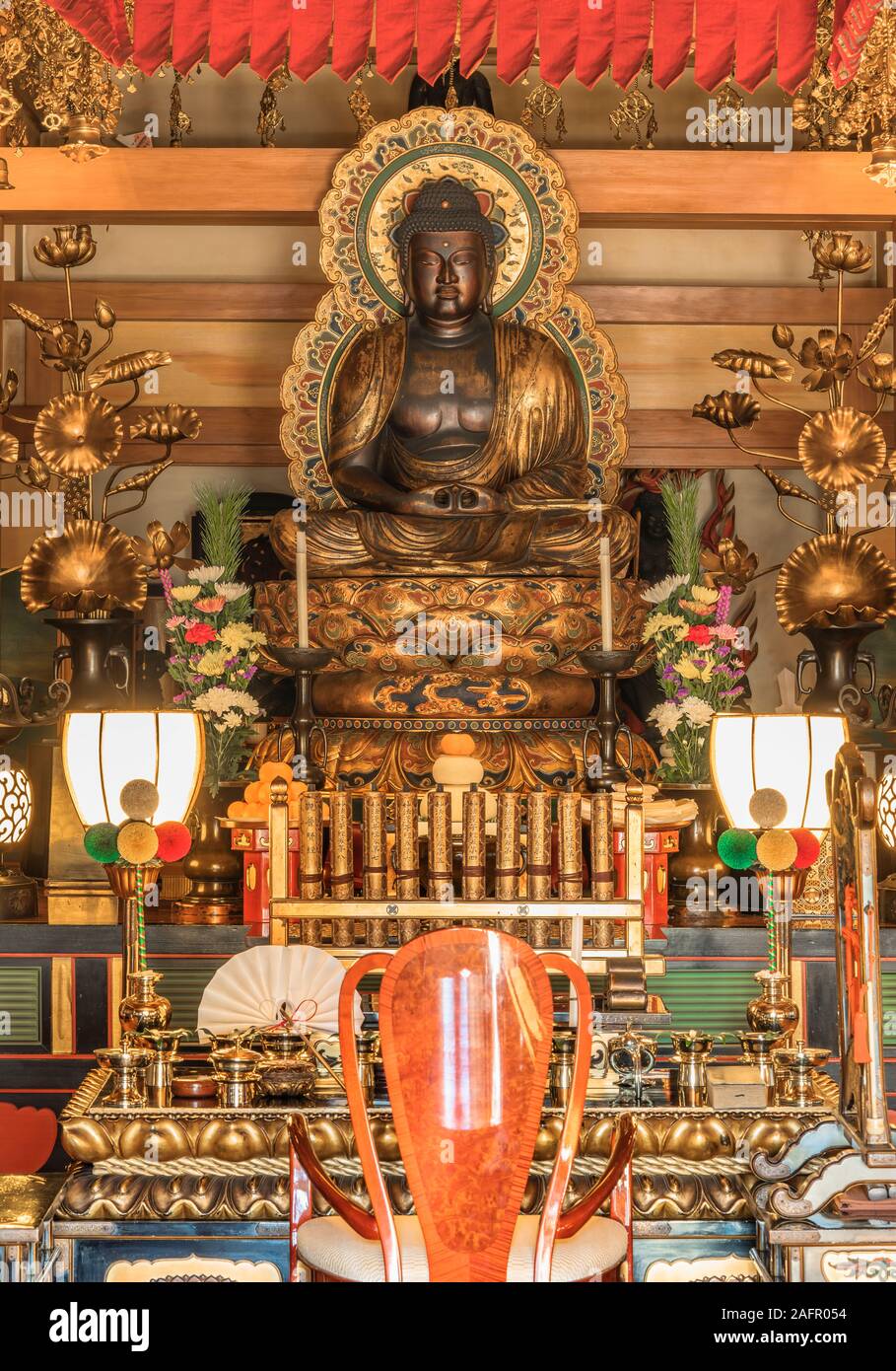 Statue en or représentant le bouddha Shaka Nyorai derrière le papier ...