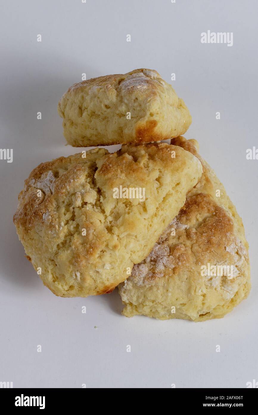 Plan vertical des scones l'un sur l'autre sur une surface blanche Photo ...