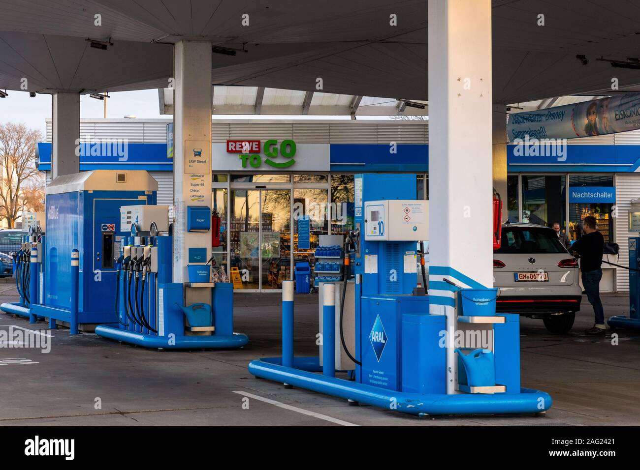 Logo aral sur une station service aral Banque de photographies et d ...