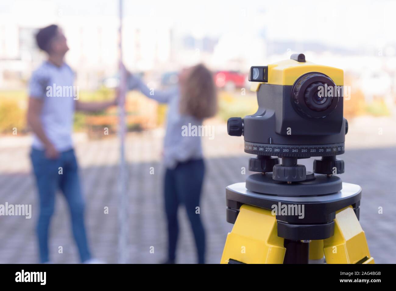 Deux étudiants d'architecture faisant pratiquer les leçons comme ...