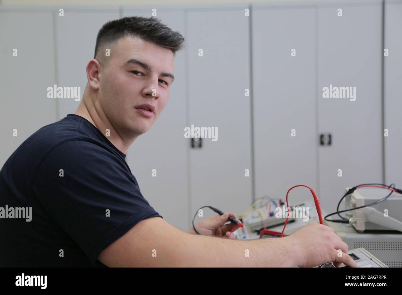 Groupe de jeunes étudiants en formation technique professionnelle avec ...