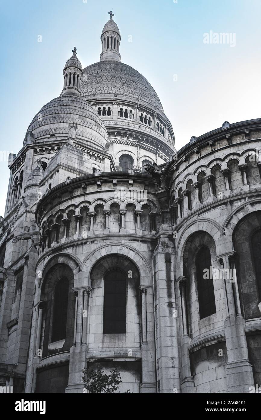 Photo verticale en petit angle de la célèbre cathédrale du Sacré-cœur à ...