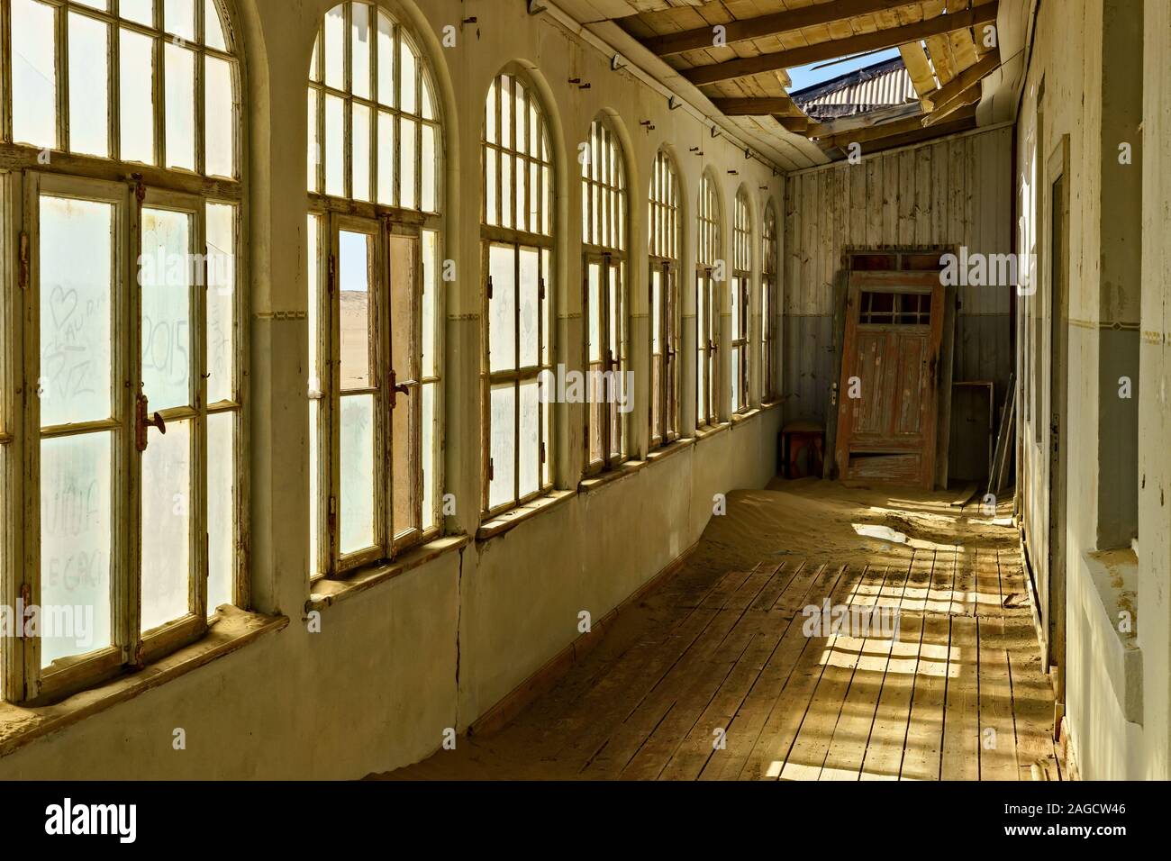 Vestibule abandonné dans un ancien bâtiment avec parquet et un toit ...