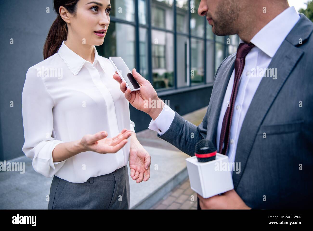 Portrait du journaliste holding microphone et parlant avec ...