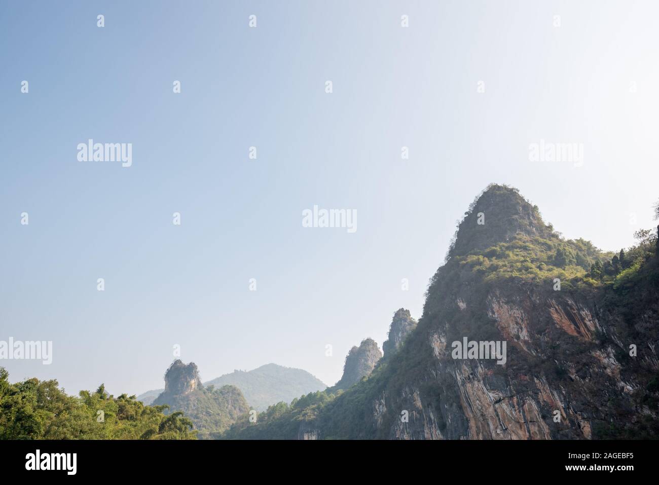 La formation de karst calcaire brumeux et paysages de montagne entre ...