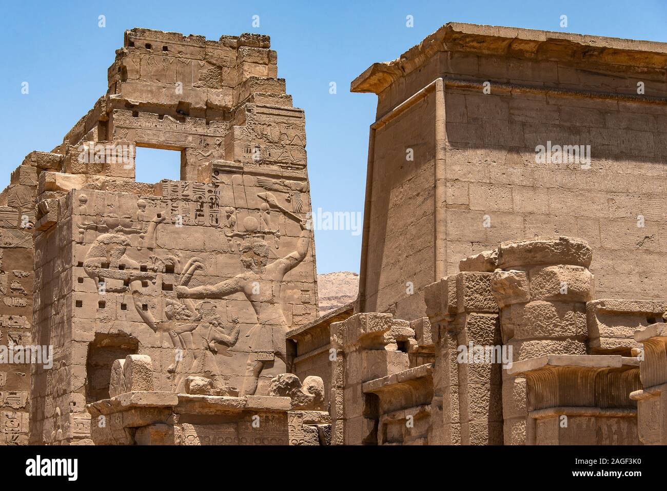 Temple de Médinet Habou Egypte Louxor le temple funéraire de Ramsès III ...