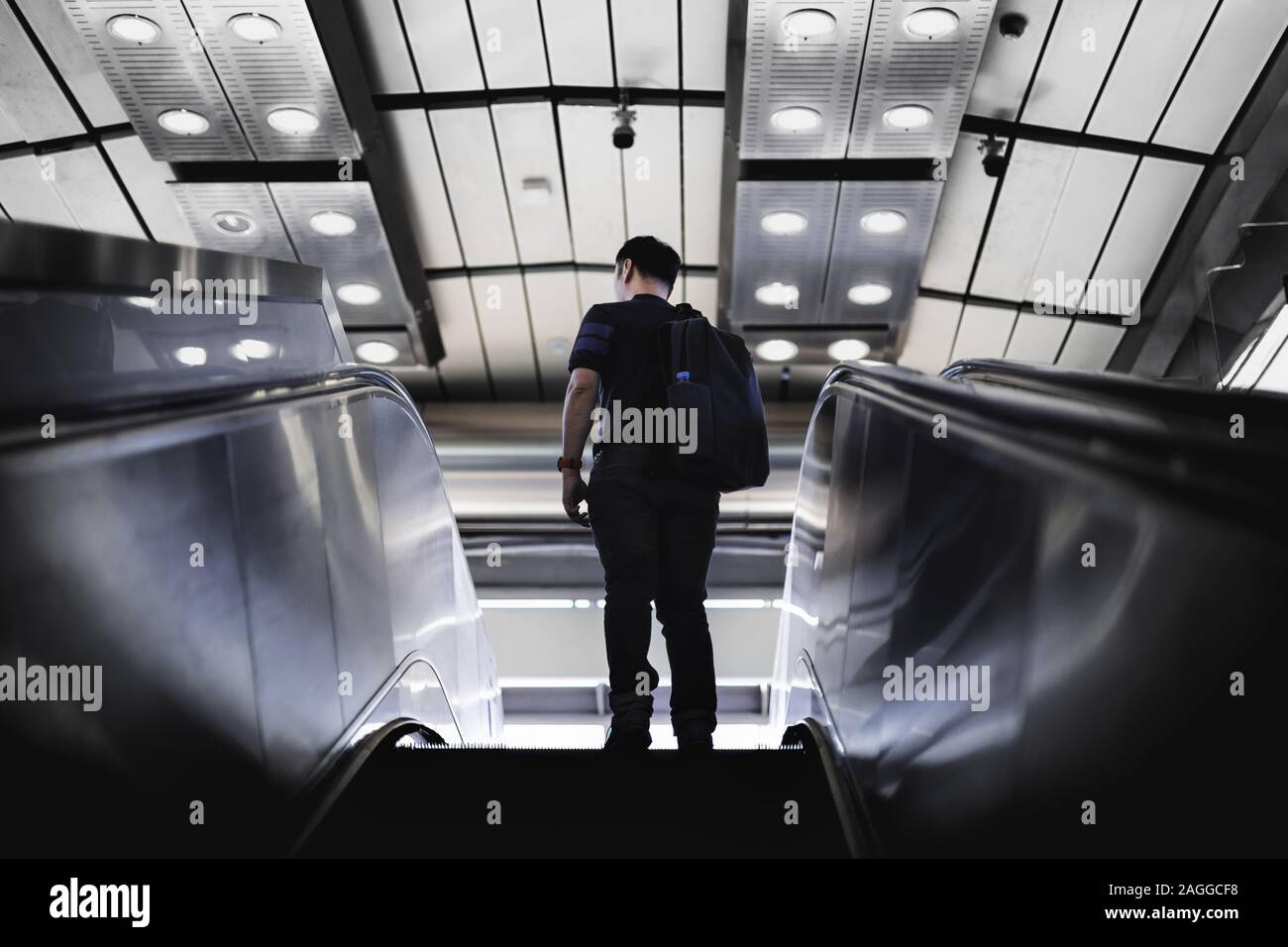 Homme qui monte escalator* Banque de photographies et d’images à haute ...