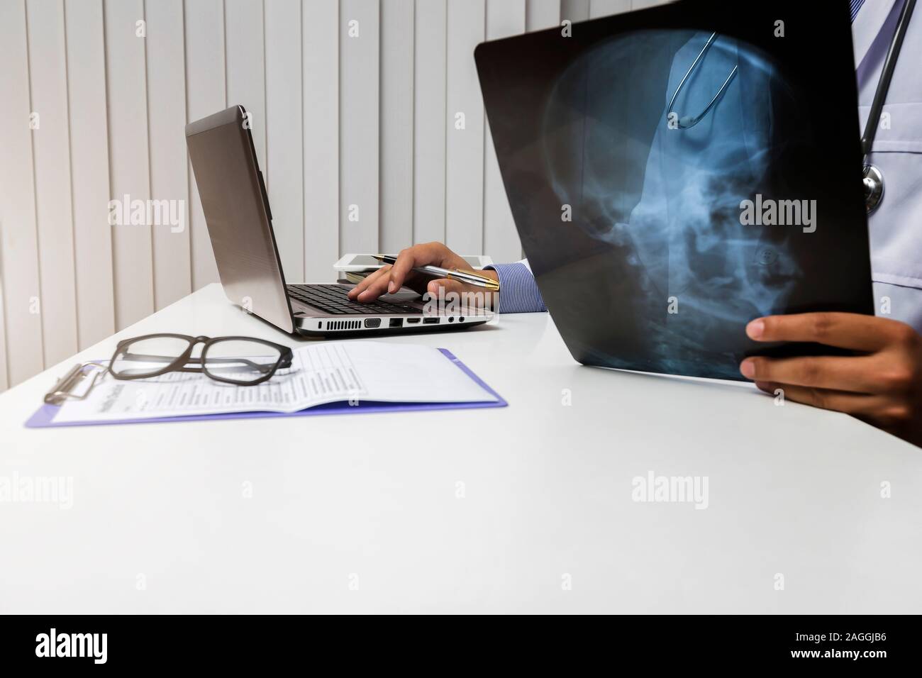 Analyser un film radiographique Banque de photographies et d’images à ...