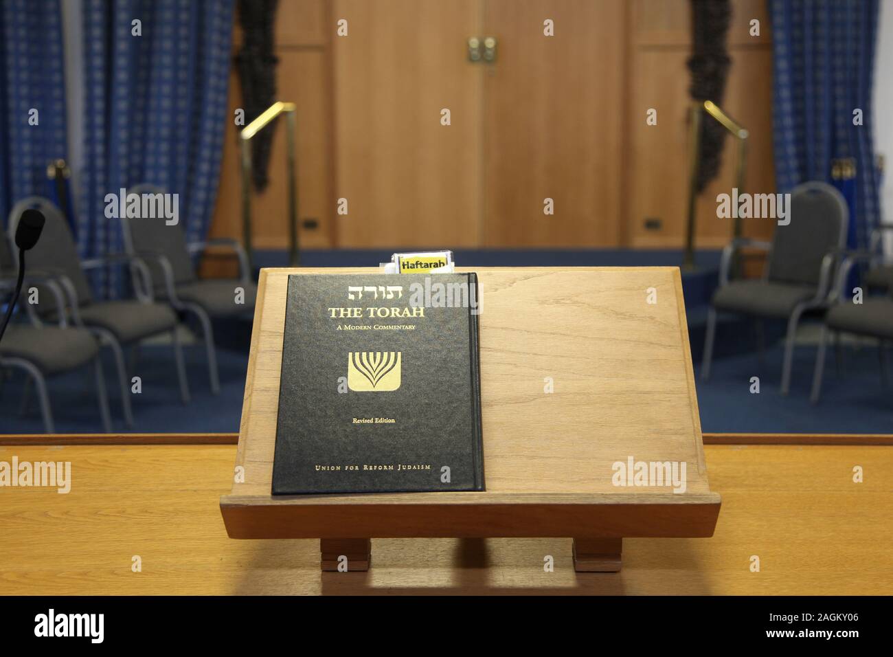 Torah sur podium Banque de photographies et d’images à haute résolution ...