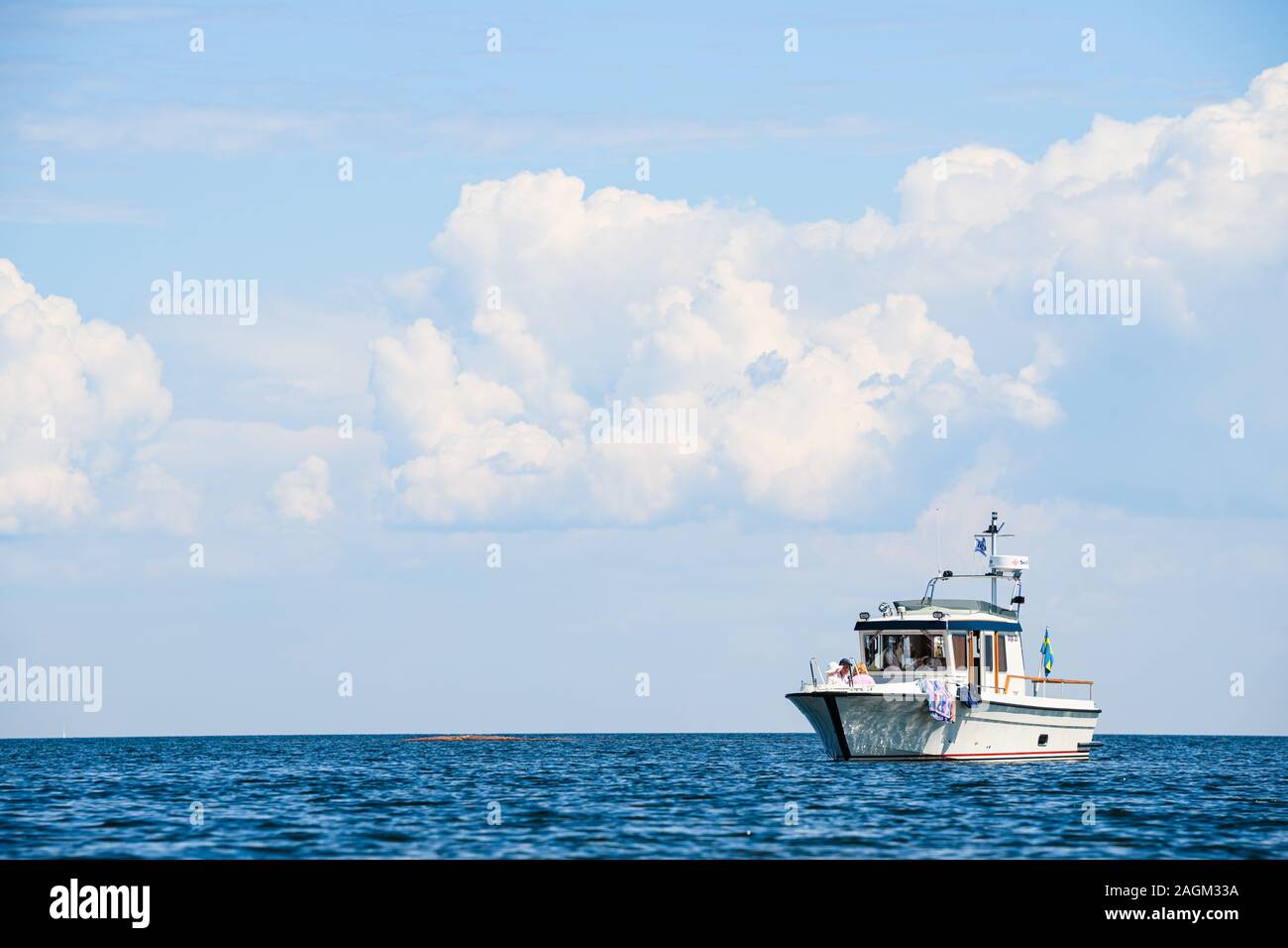 Bateau sur une mer calme Banque de photographies et d’images à haute ...