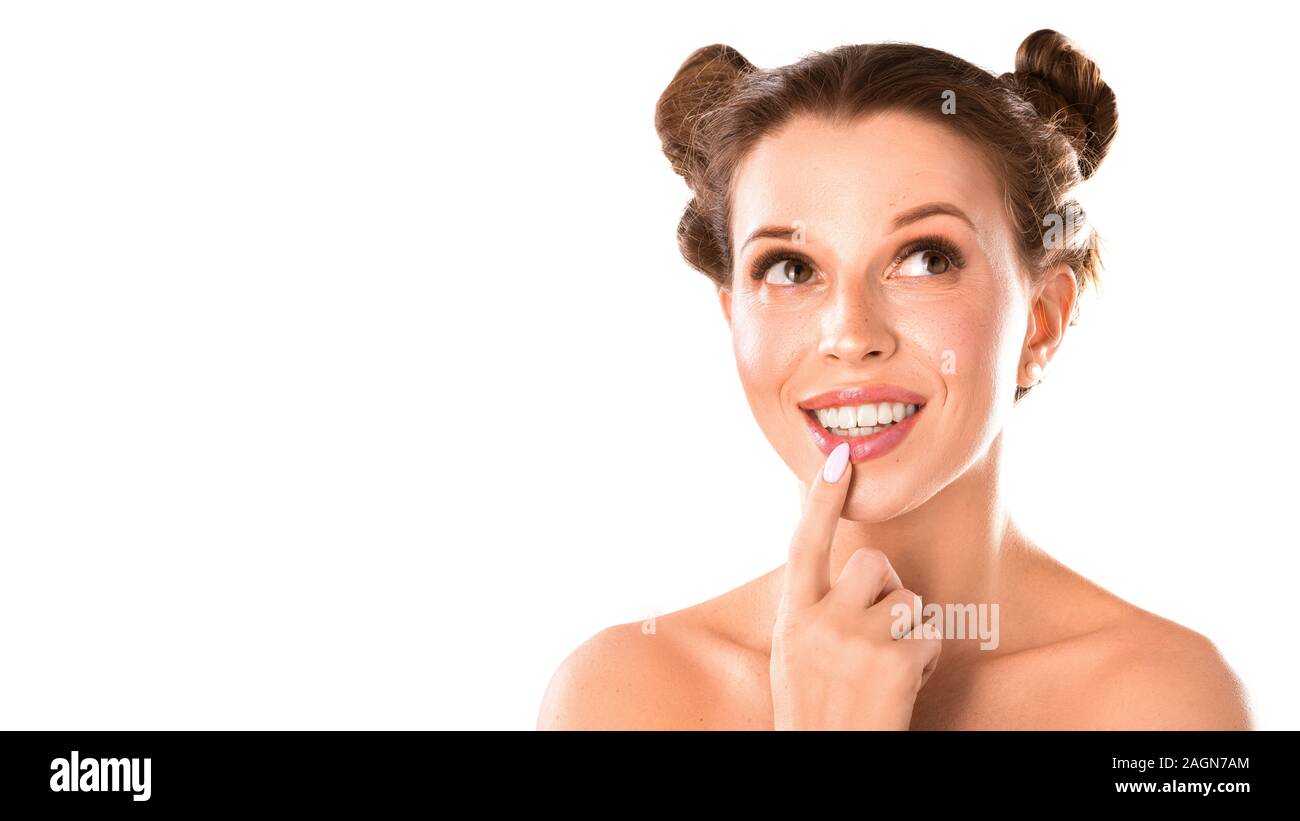 Belle femme smiley sur fond blanc. Un sourire parfait et des dents ...