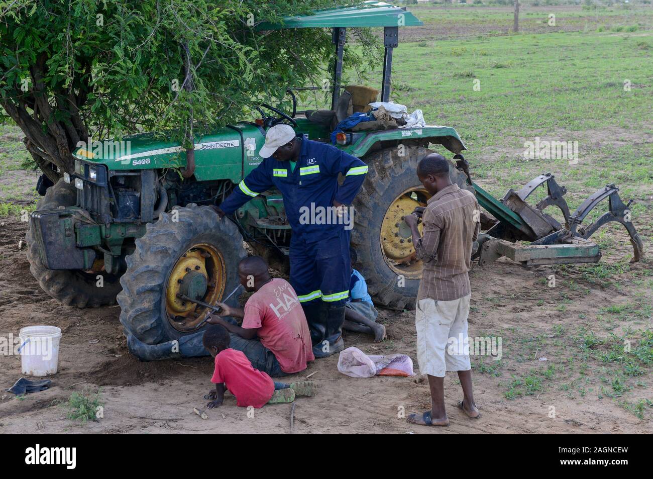 La ZAMBIE, Mazabuka, moyen agriculteur avec tracteur John Deere ...