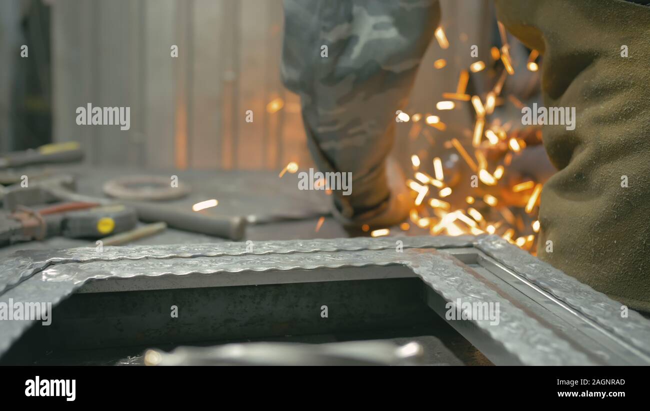 Aller de l'atelier sur la table. Smithy production manuelle. Travailler ...