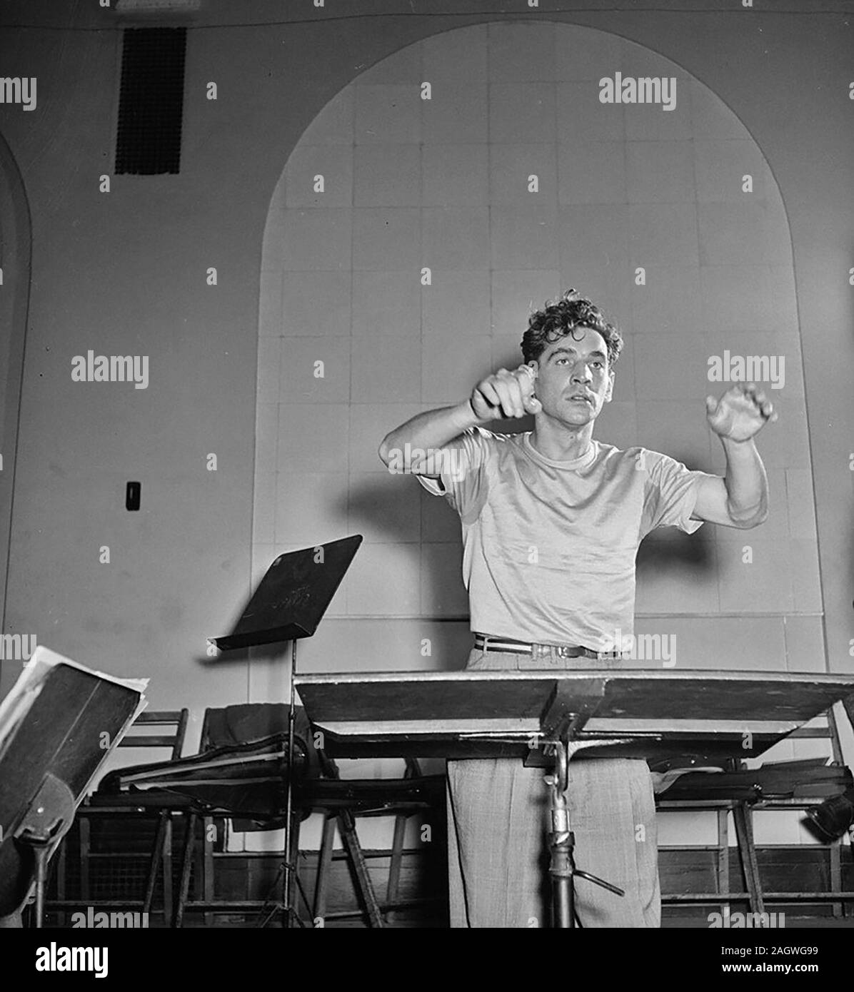Leonard bernstein conducting Banque de photographies et d’images à ...