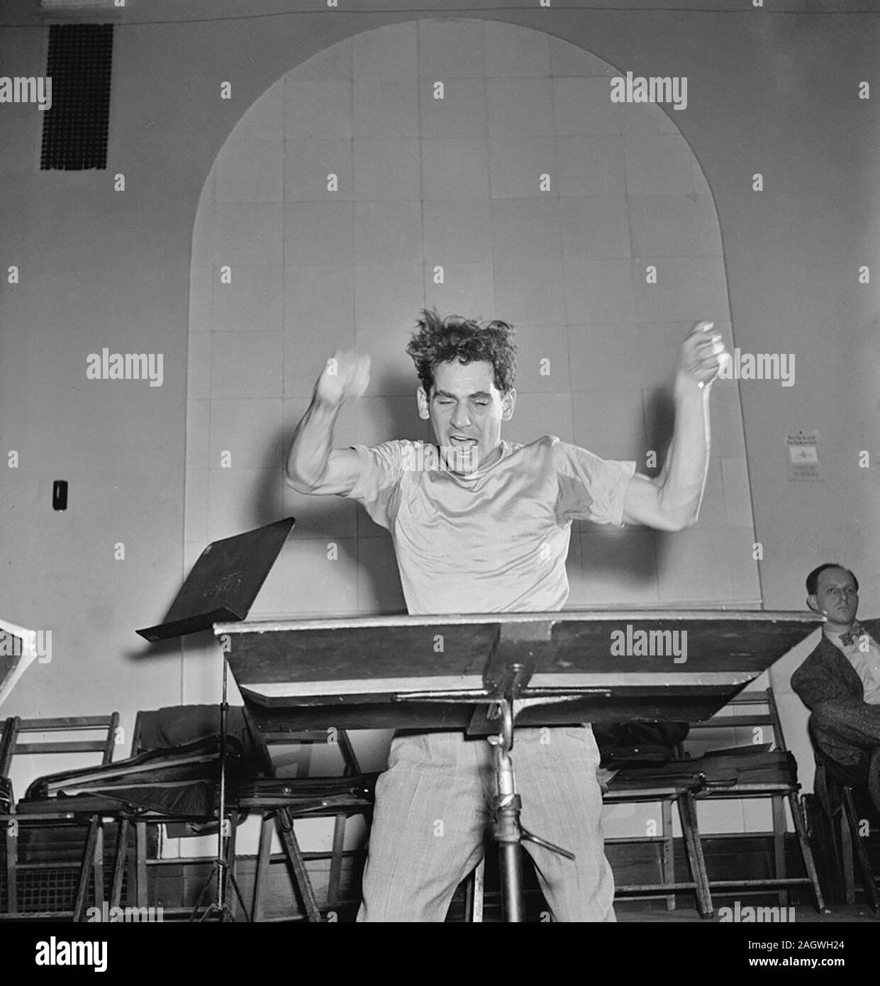 Leonard bernstein conducting Banque d'images noir et blanc - Alamy