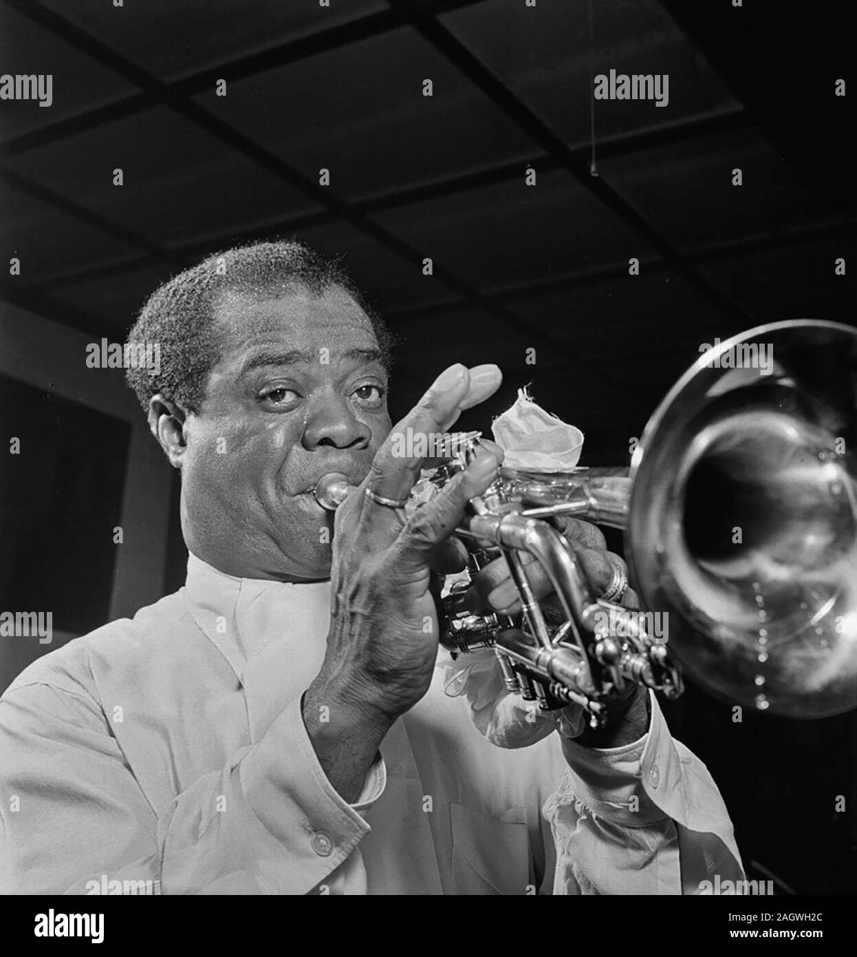 Louis armstrong jouant de la trompette jazz Banque de photographies et ...