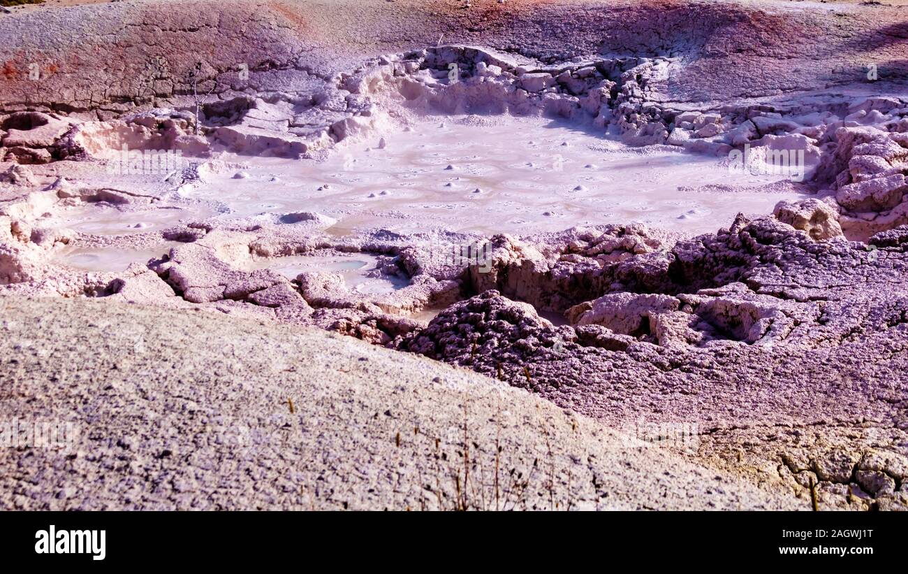 Bassin de geyser de volcan de boue Banque de photographies et d’images à haute résolution - Alamy