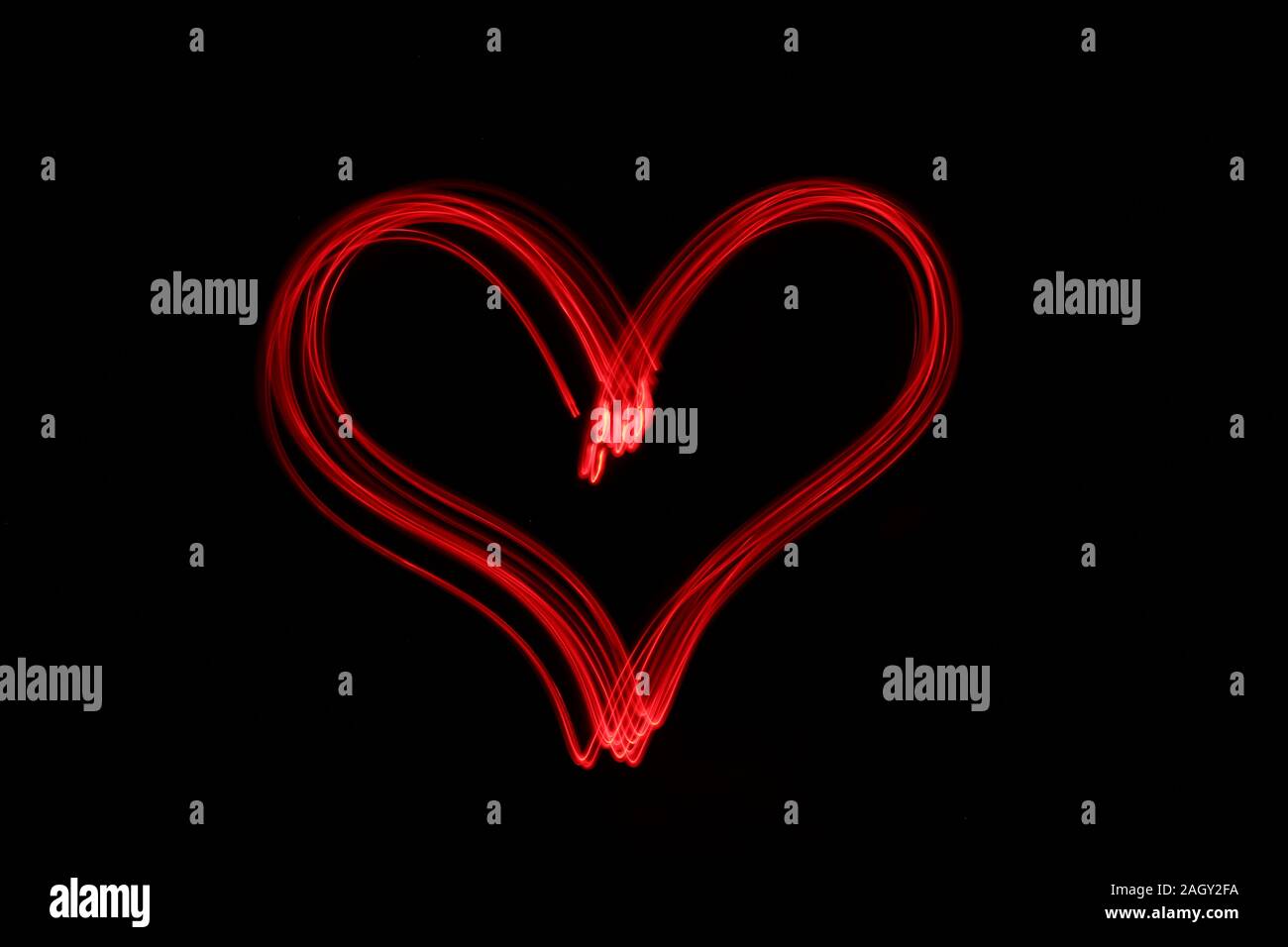 Light painting photographie d'un contour de forme coeur vibrant ...