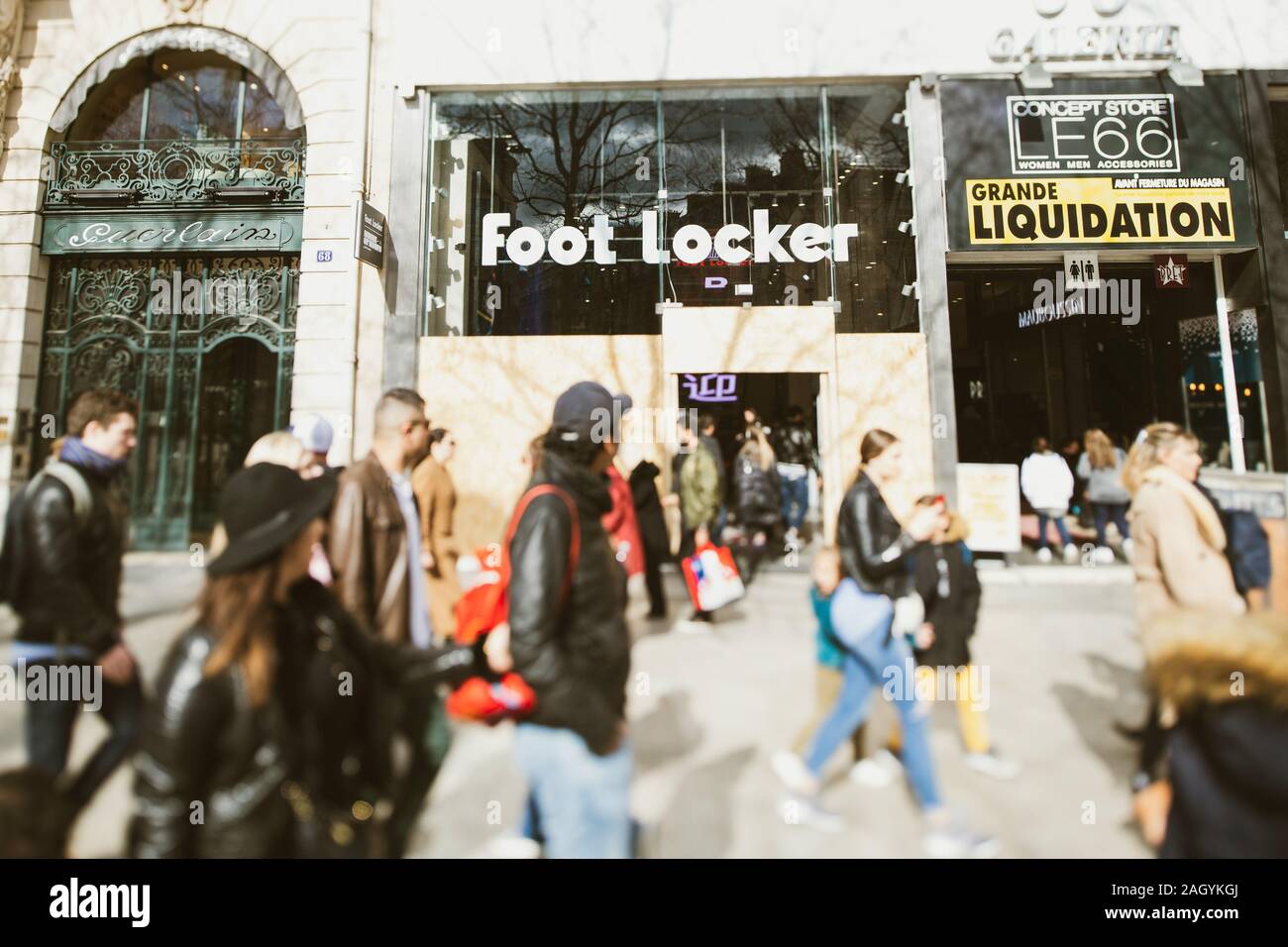 Foot locker champs elysées Banque de photographies et d’images à haute ...
