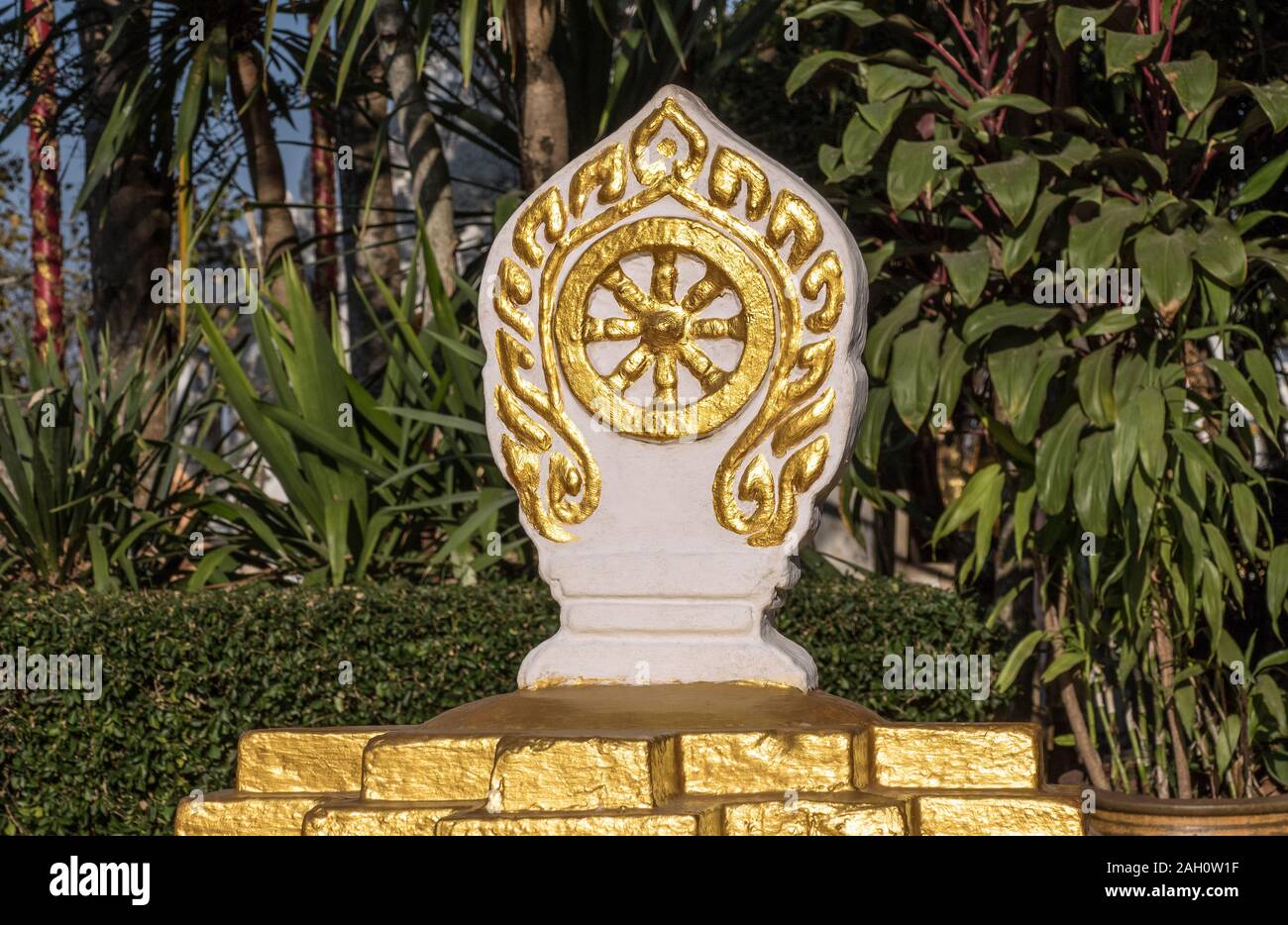 Symbole de la Roue du Dharma dans un temple bouddhiste ; Dharmachakra ...