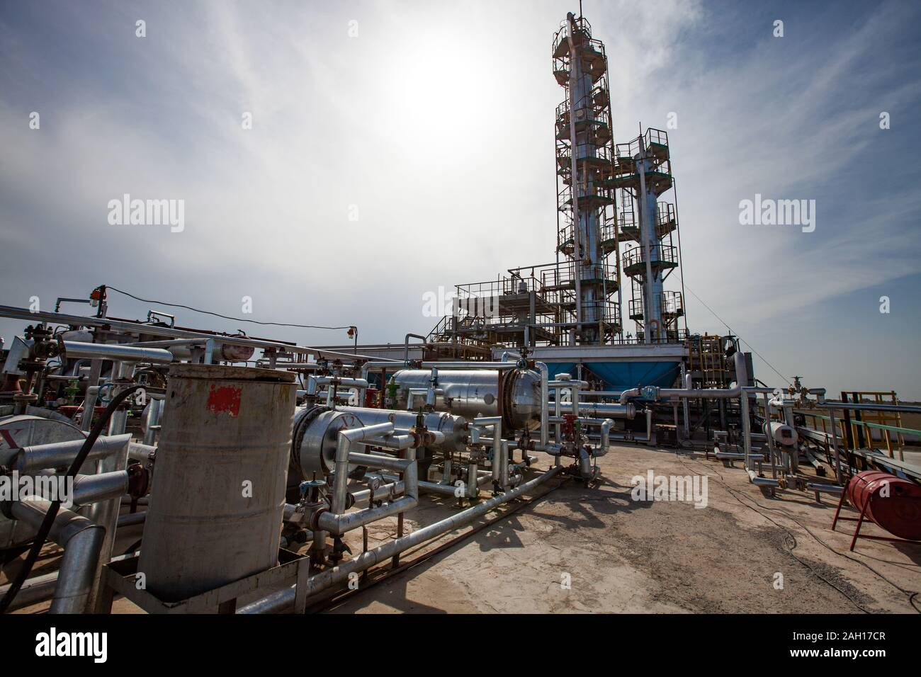 Colonne de distillation gris sur un soleil éclatant dans un ciel bleu ...