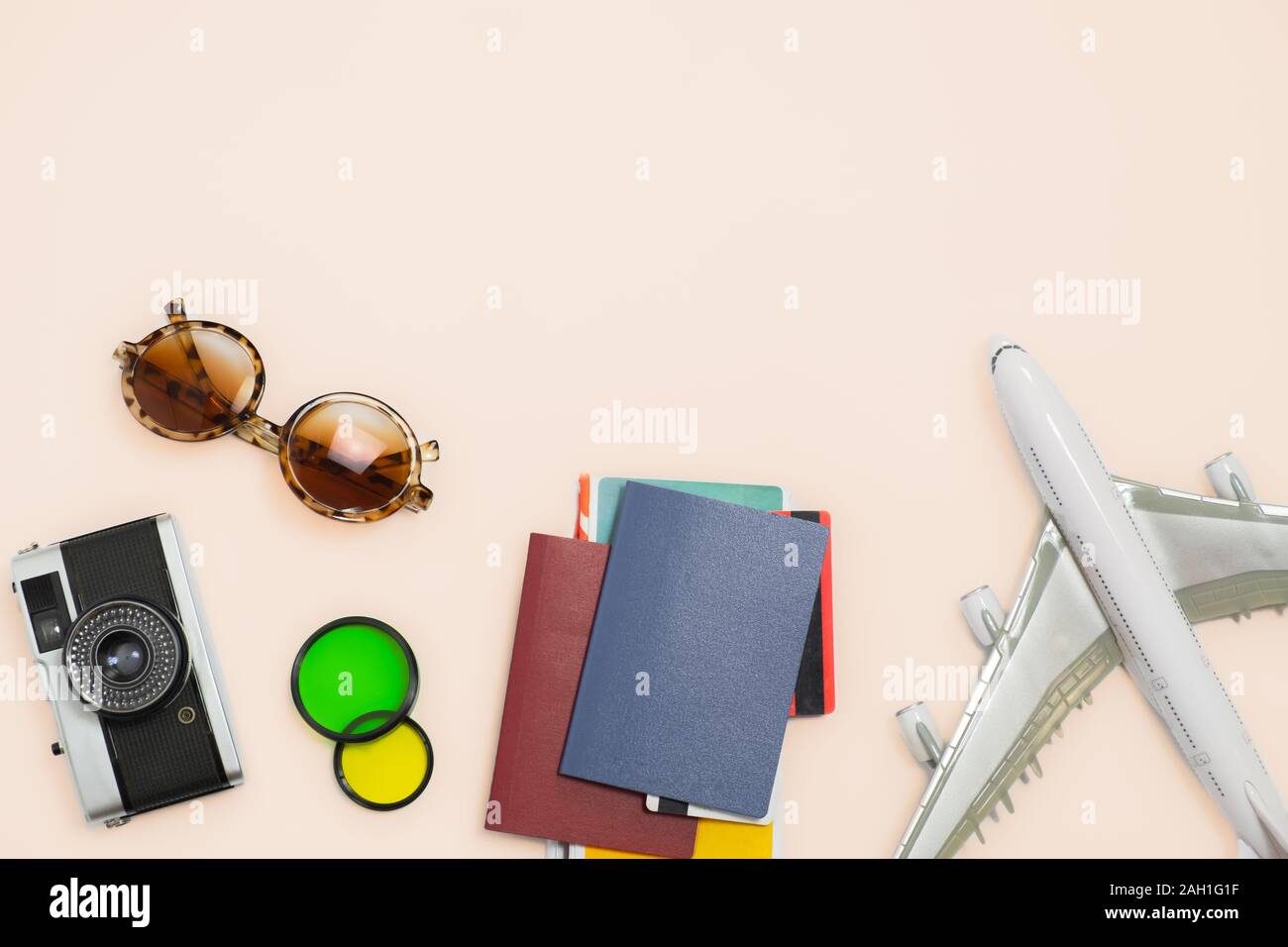 Partir en vacances en avion, onjects symbolique tourné à partir de ci ...