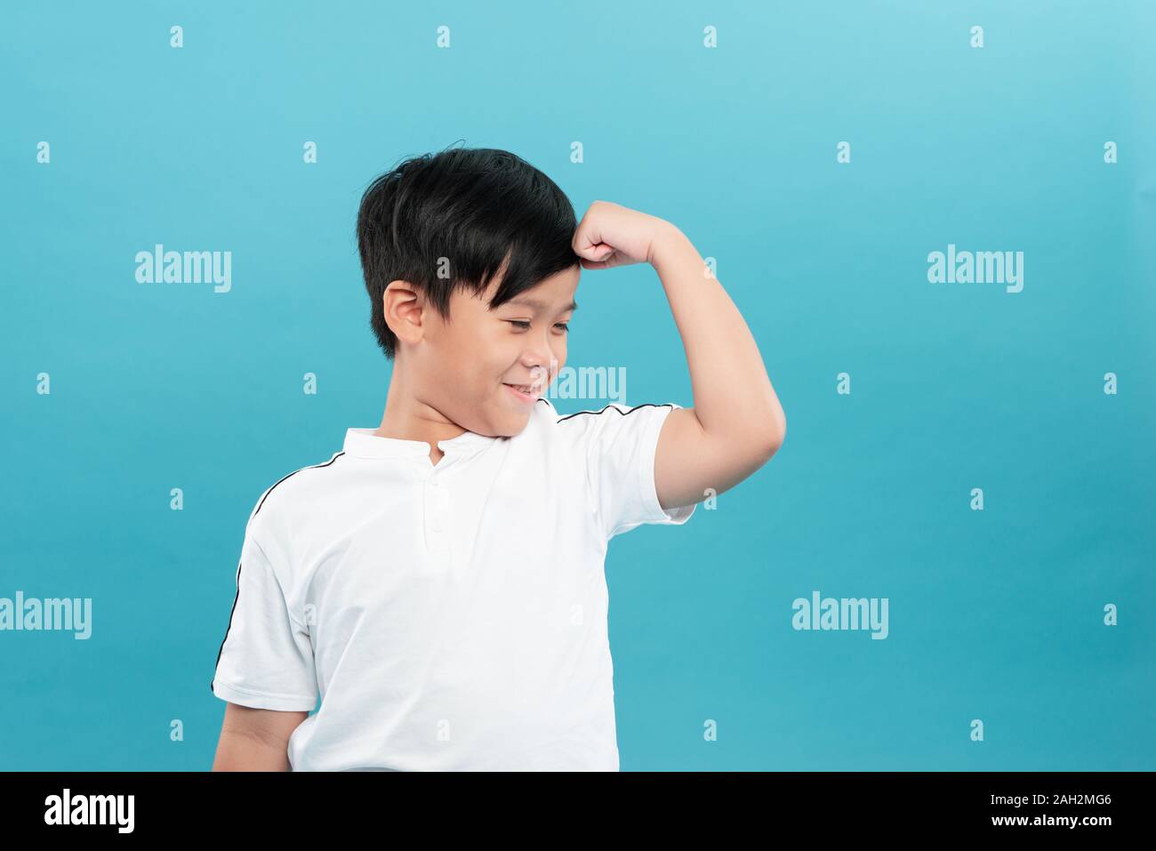 Young bodybuilder showing muscles Banque de photographies et d’images à ...