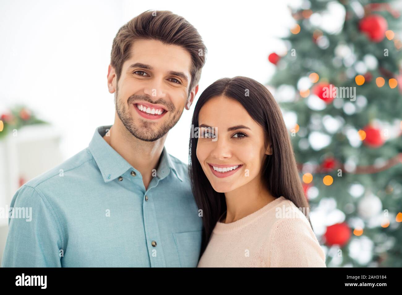 La photo en gros plan de deux personnes se sentent les époux jouissent ...