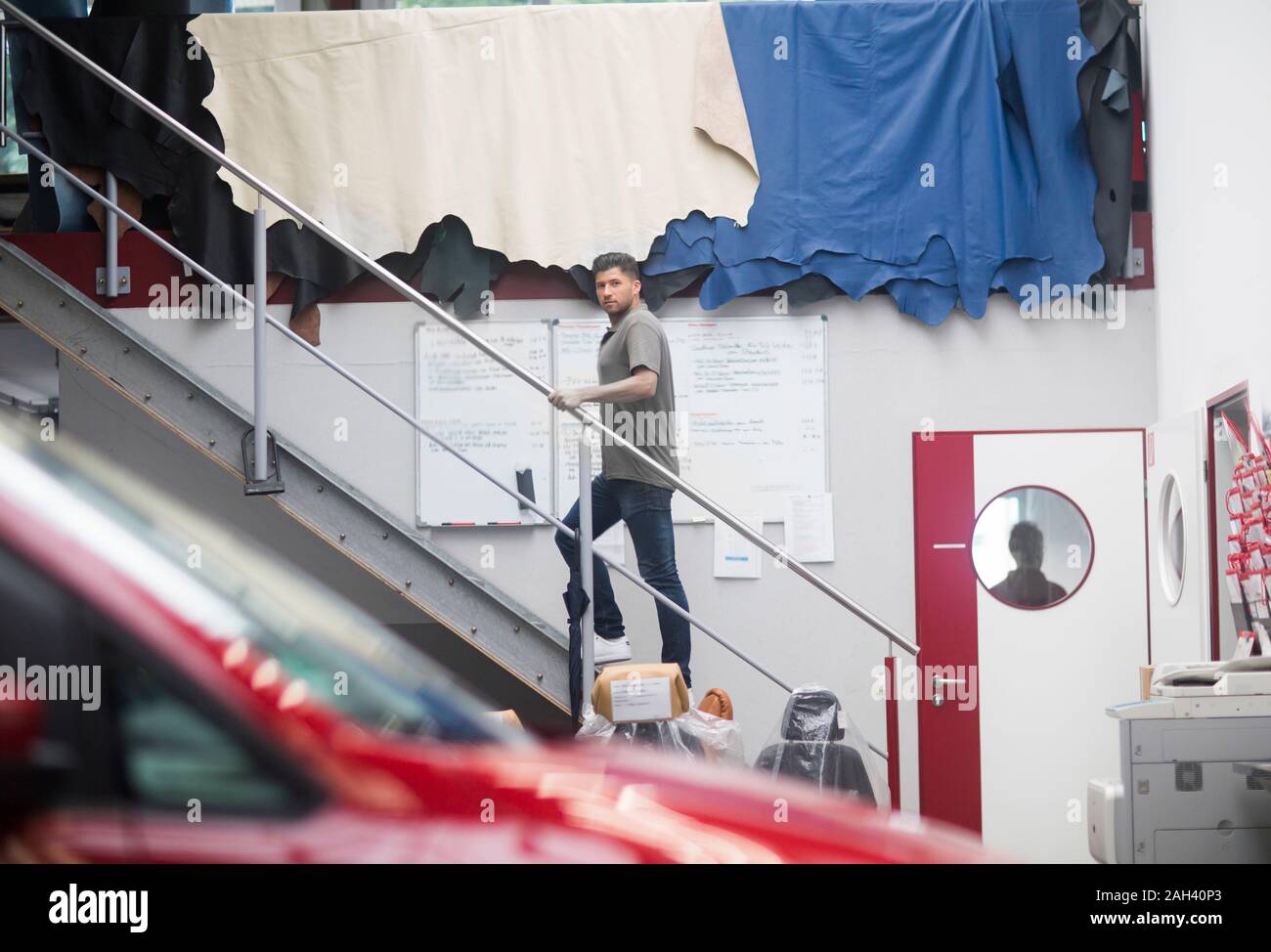 Homme qui monte les escaliers Banque de photographies et d’images à ...