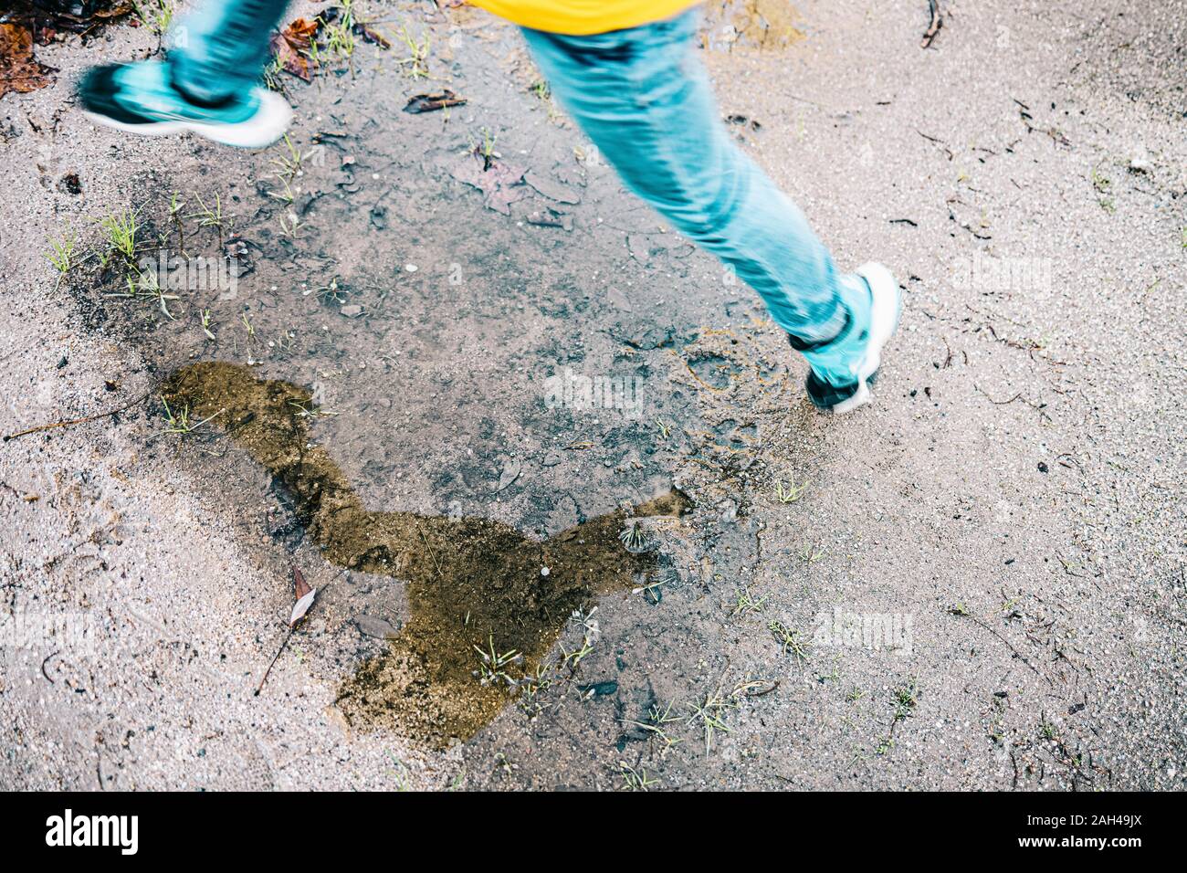 Enfant gosse sauter flaque d'eau éclaboussure Banque de photographies ...