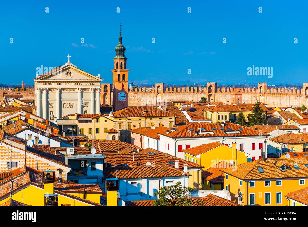 Les toits de la ville italienne. La ville fortifiée de Cittadella ...