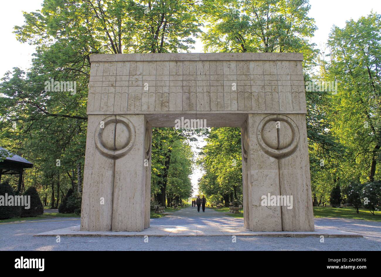 La Porte du baiser - Poarta Sarutului par artiste roumain Constantin ...