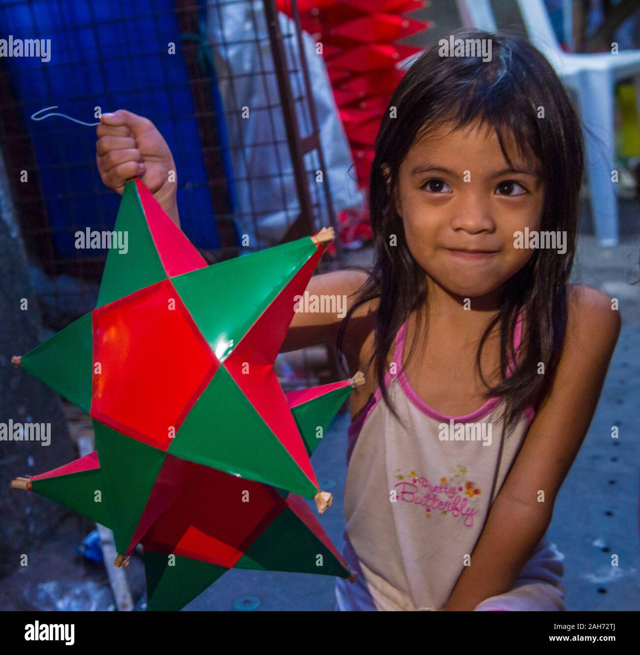 Fille philippine tenant une lanterne dans un marché de Noël dans la ville de Las Pinas , Manille ...
