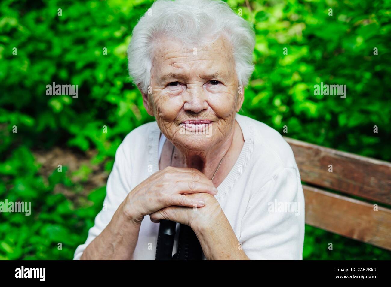 Old granny Banque de photographies et d’images à haute résolution - Alamy