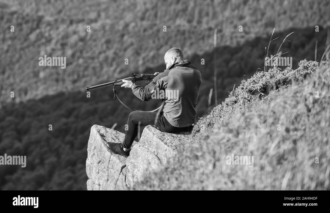Style militaire. mâle en camouflage. homme musclé avoir l'arme. but et ...