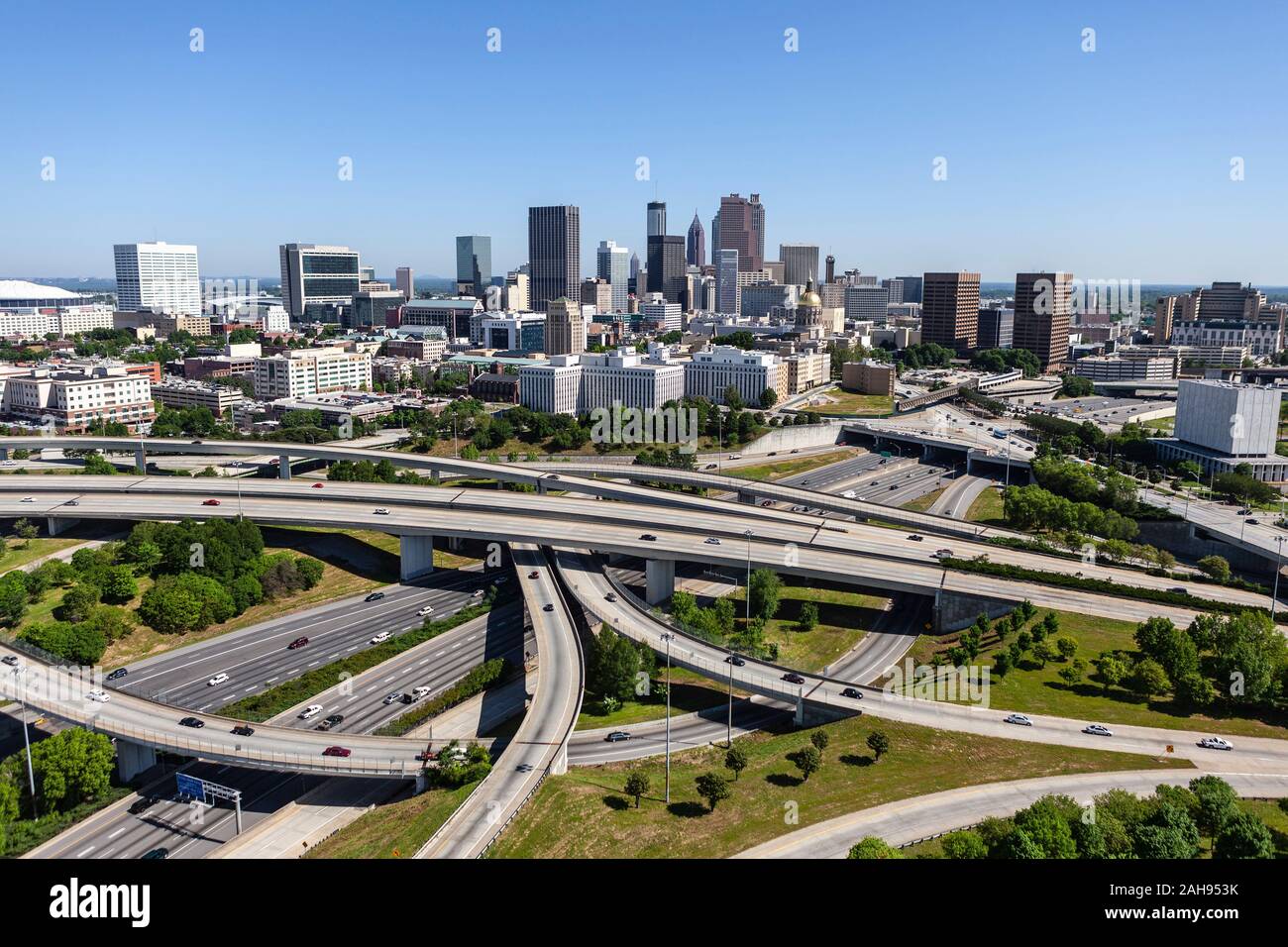 Vue aérienne du centre-ville de bâtiments, routes et autoroutes à ...