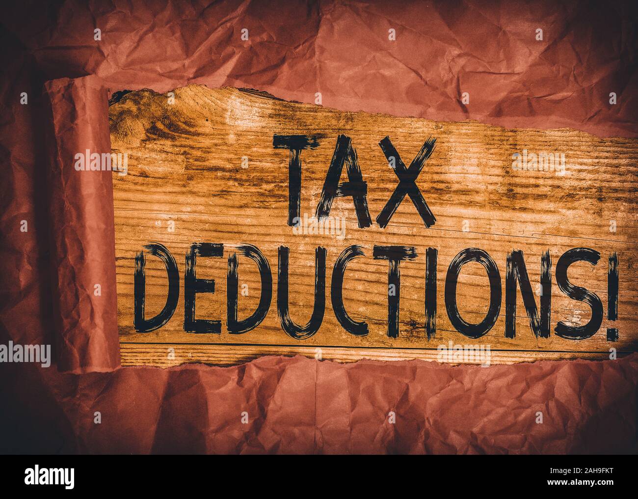 Main conceptuel écrit, indiquant les déductions fiscales. Signification ...