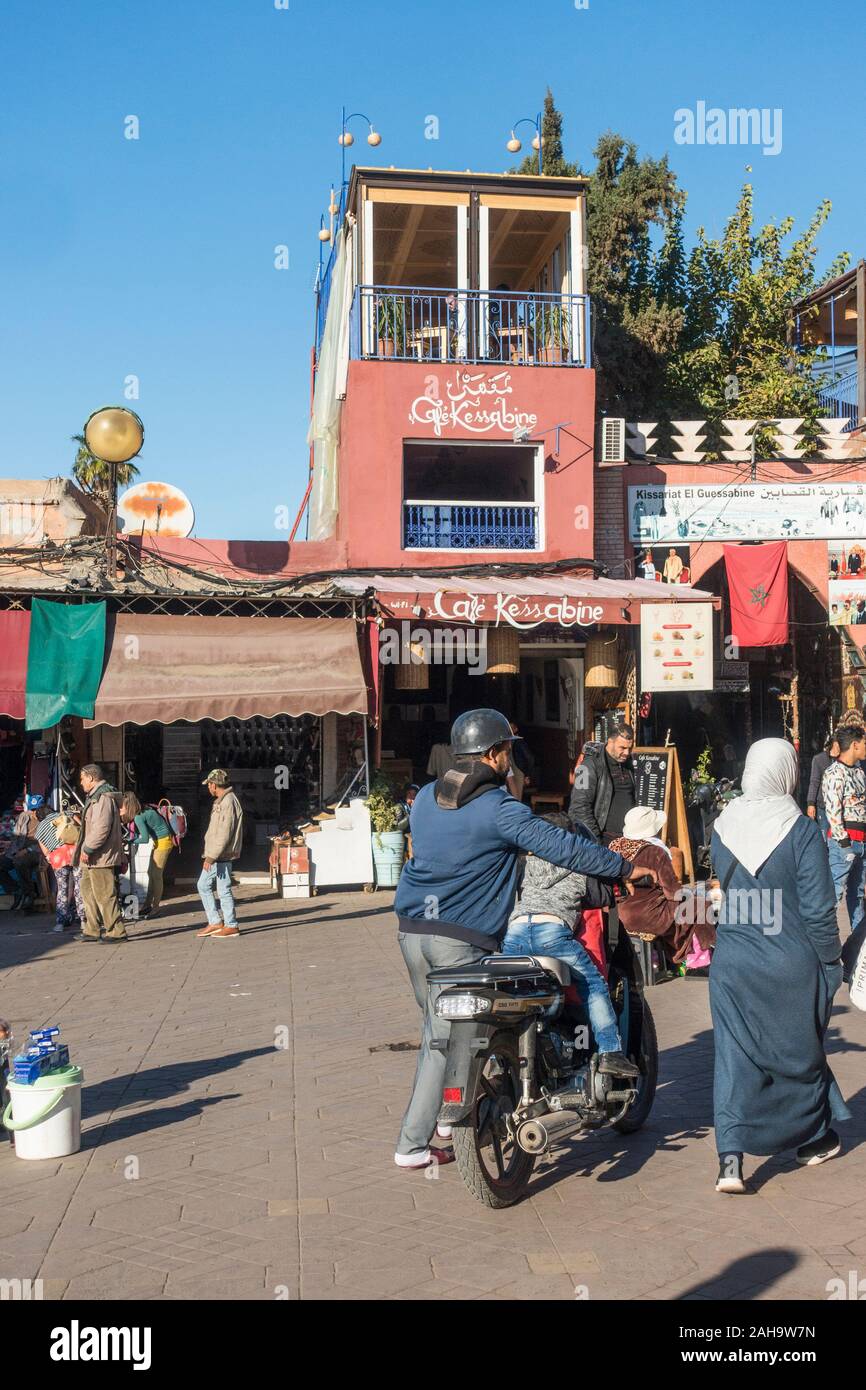 Marocains marchant Banque de photographies et d’images à haute ...