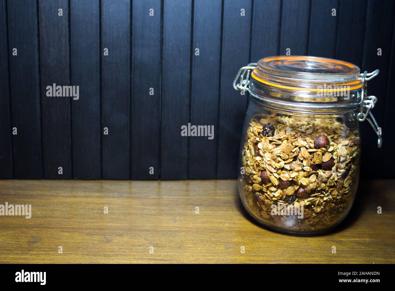 Pot avec des céréales, du muesli. Granola multicéréales fait maison ...