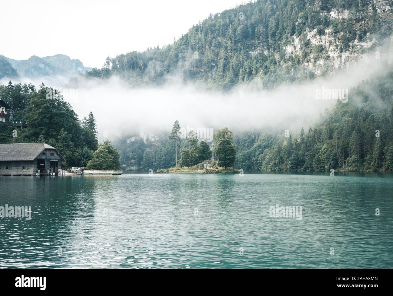 L'île Christlieger dans le brouillard à la Koenigssee (Königssee) dans ...